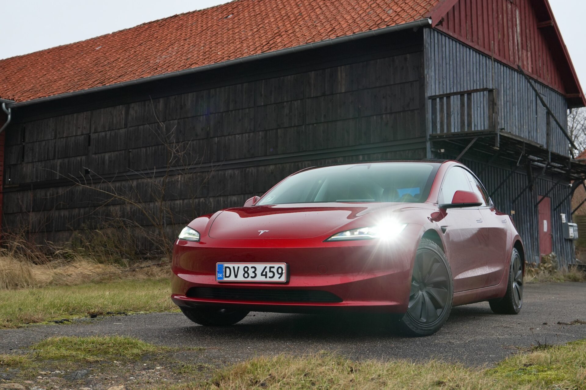Test: Finns det anledning att välja den "stora" Tesla Model 3? - Bytbil.com